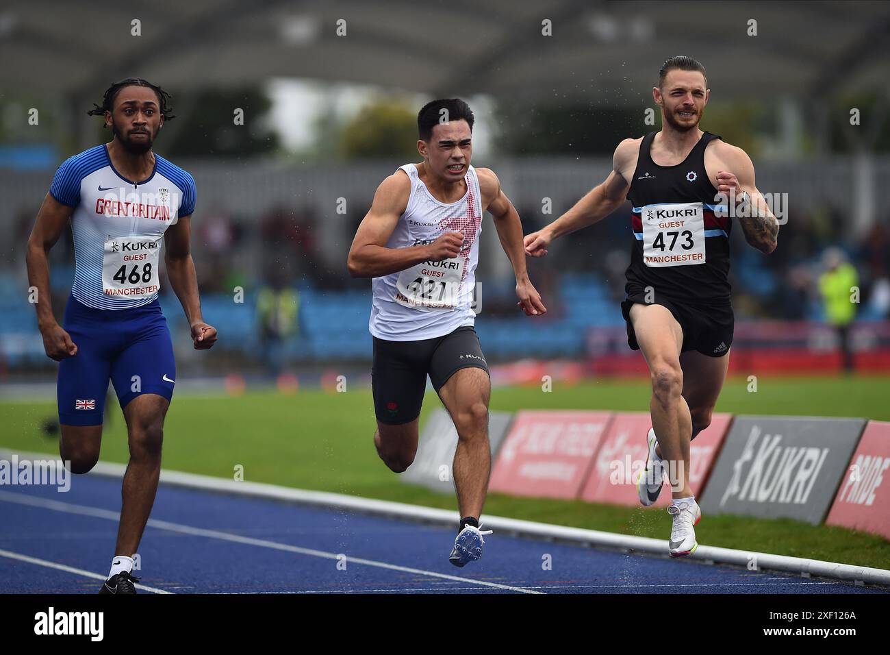 Louie Hinchliffe running 10.79 as a guest at the Manchester 2021 ...