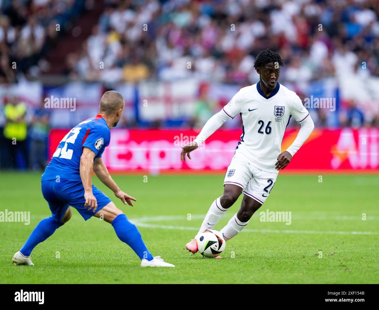 Kobbie Mainoo (England, #26) im Zweikampf mit Stanislav Lobotka ...