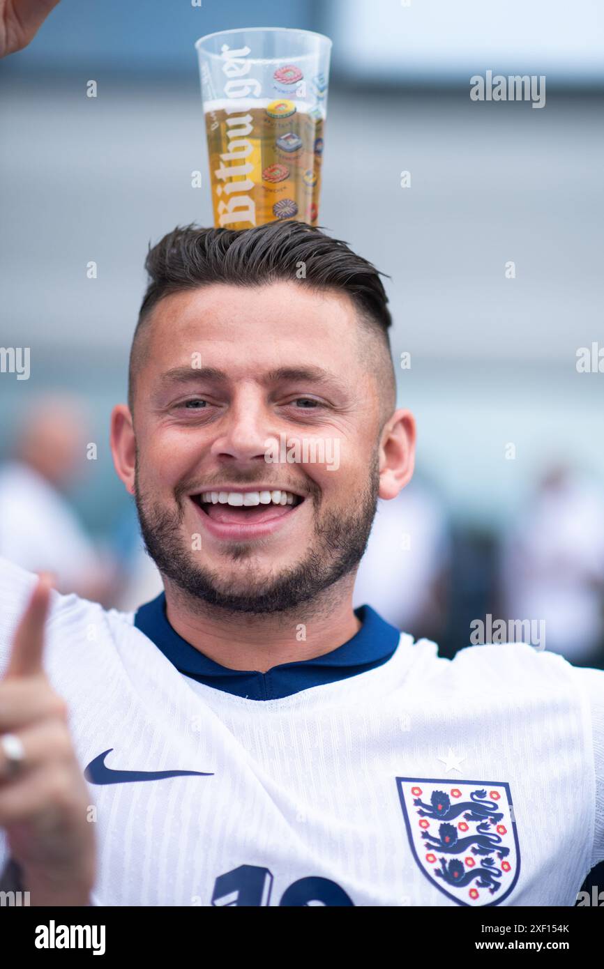Fan von England mit Bitburger Bier im Becher auf dem Kopf, GER, England ...