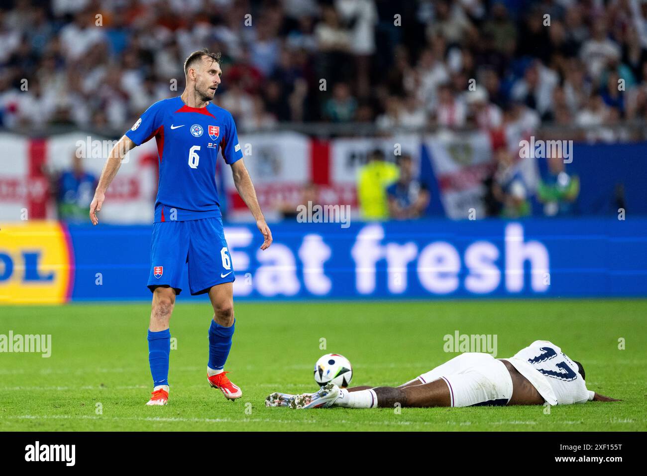 Norbert Gyoember (Slowakei, #06) aergert sich, Ivan Toney (England, #17 ...