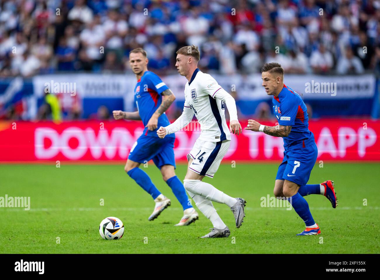 Cole Palmer (England, #24) im Zweikampf mit Tomas Suslov (Slowakei, #07 ...