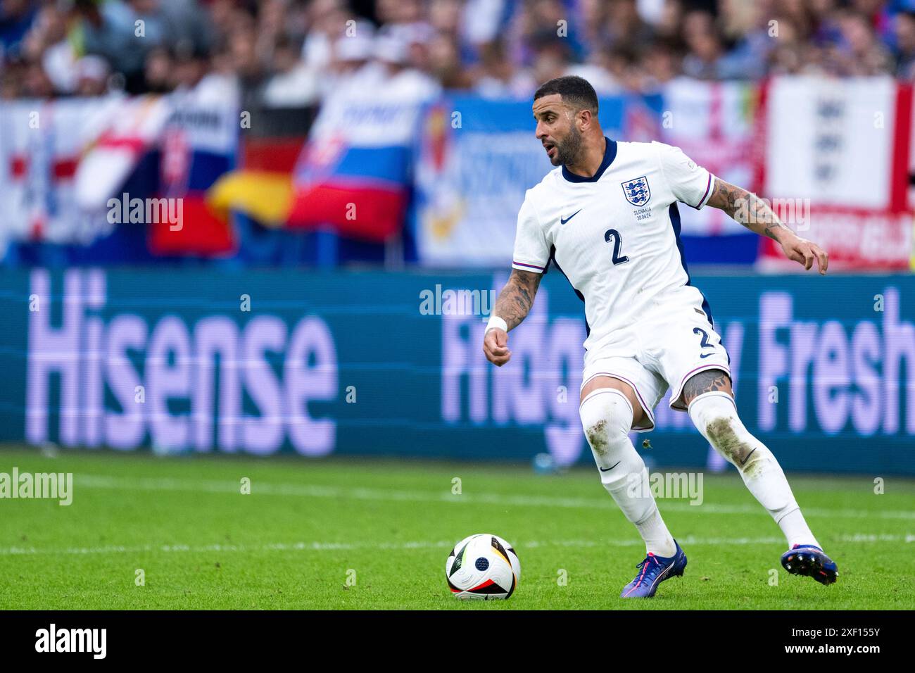 Kyle Walker (England, #02) am Ball, GER, England (ENG) vs Slovakia (SVN ...