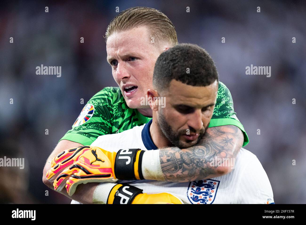 Jordan Pickford (England, #01), Kyle Walker (England, #02) jubeln ueber ...
