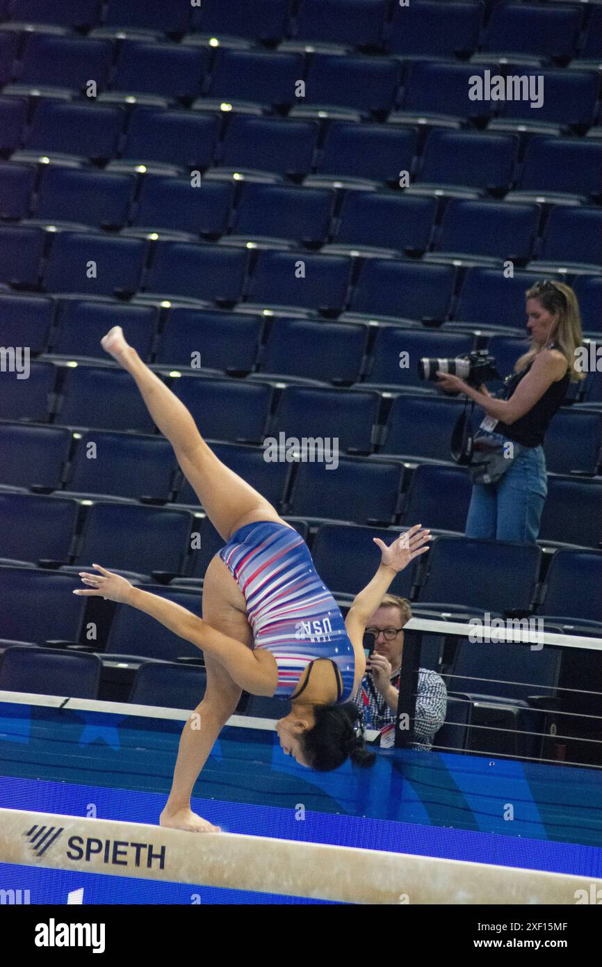 April 19, 2000, Minneapolis, Mn, USA: SUNI LEE trains on the balance ...
