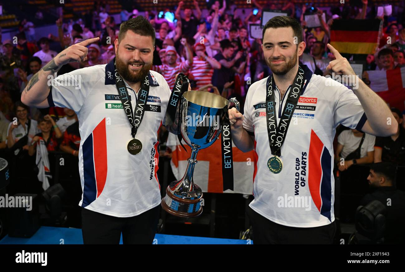 30 June 2024, Hesse, Frankfurt/Main: Darts: World Team Championship ...