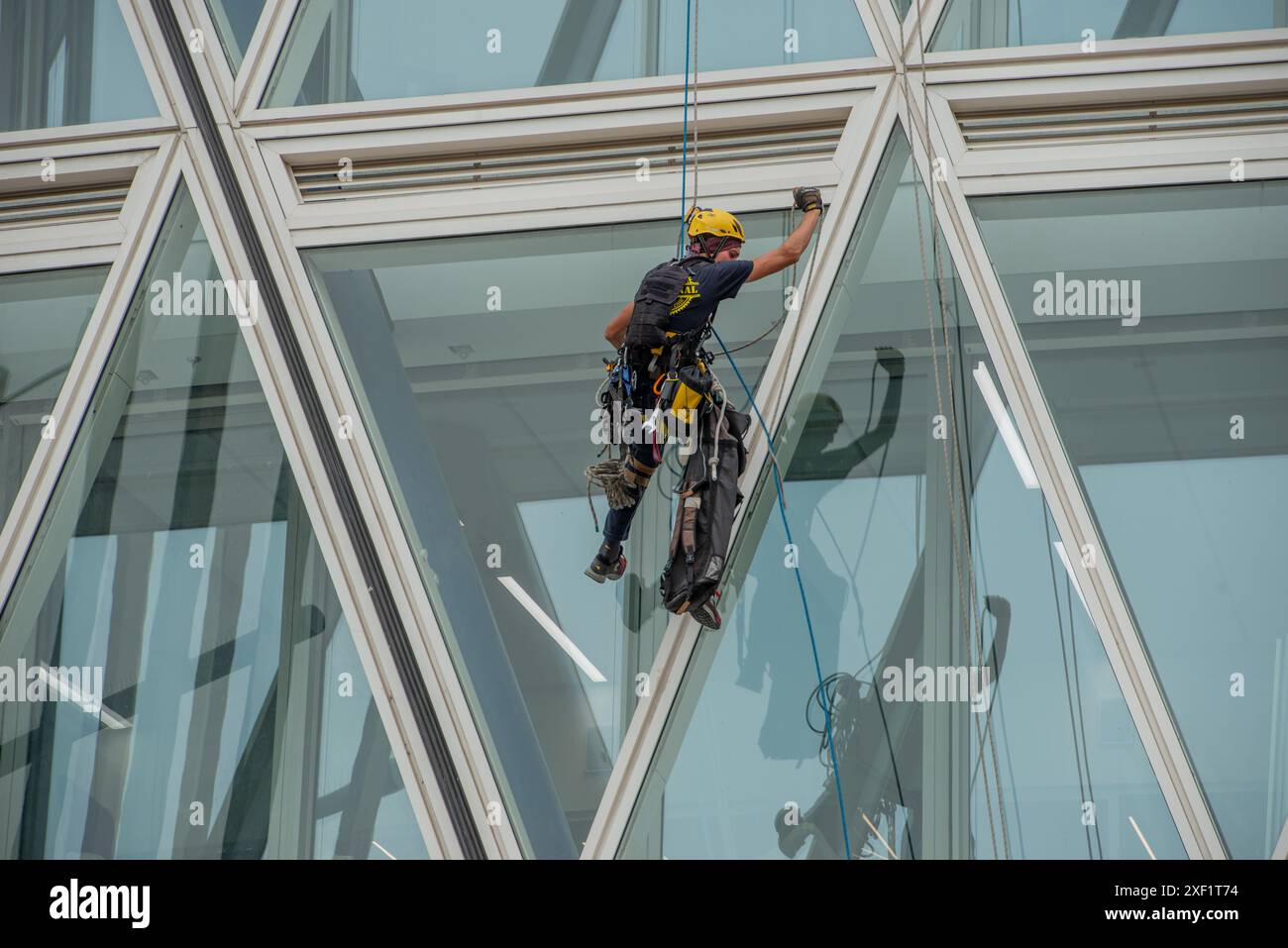 Lowering on rope hi-res stock photography and images - Alamy