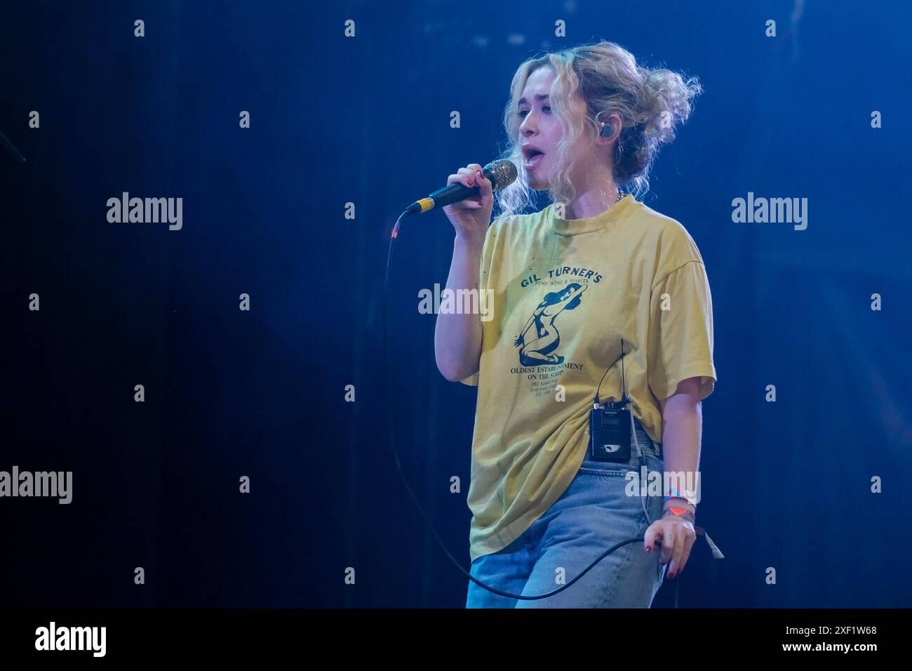 Blondshell on stage hi-res stock photography and images - Alamy