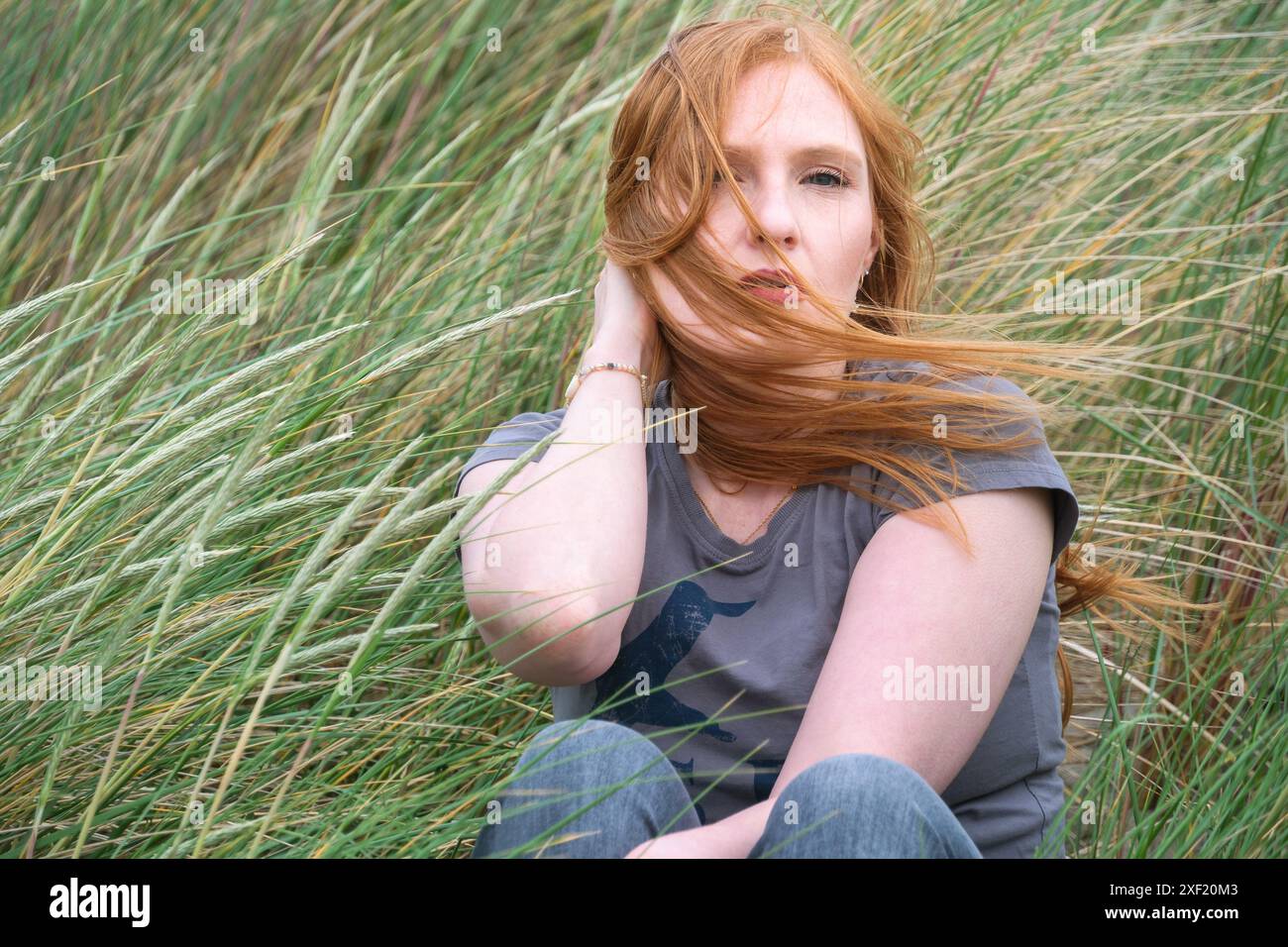 Wind swept hair hi-res stock photography and images - Alamy
