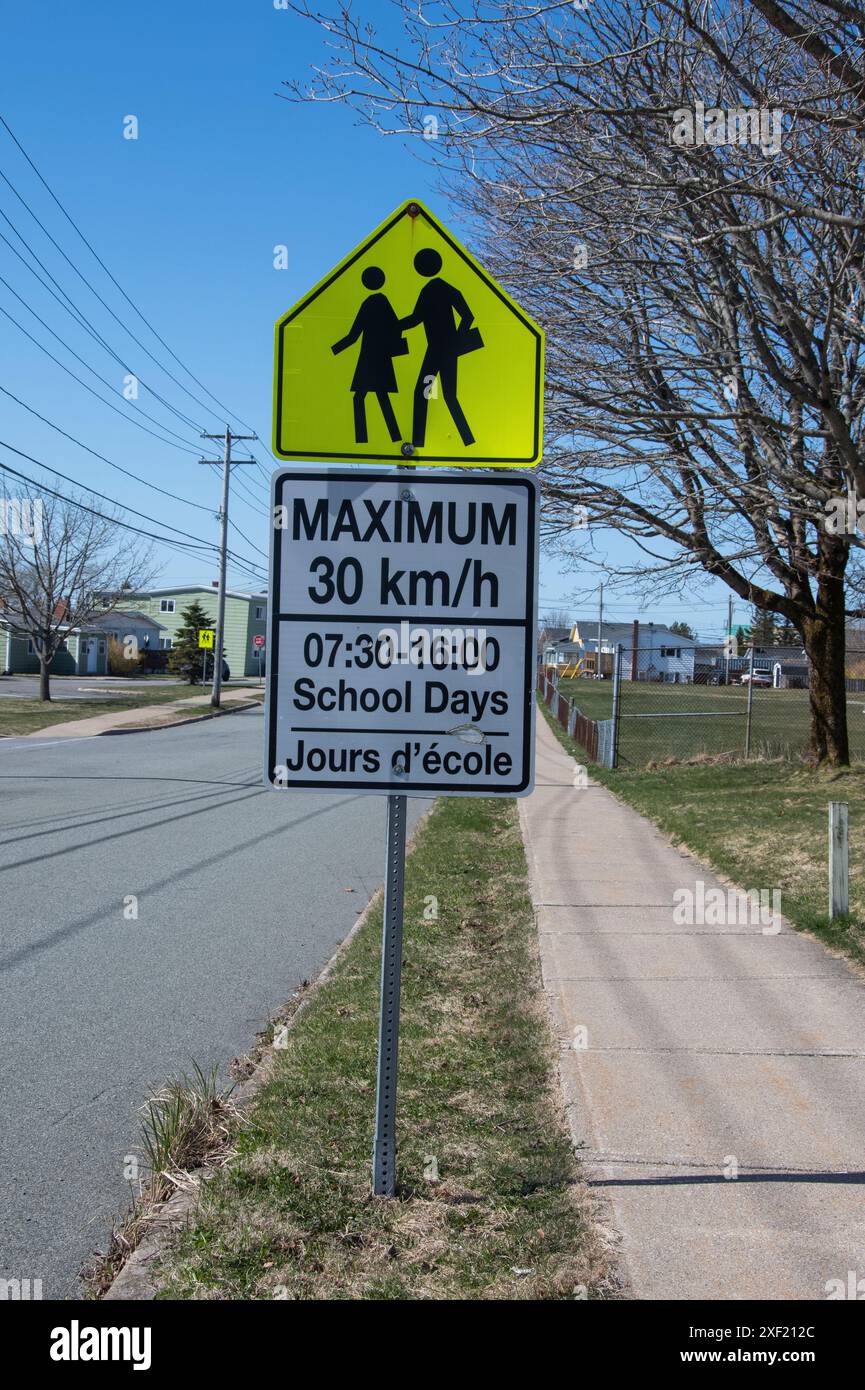School zone sign hi-res stock photography and images - Alamy