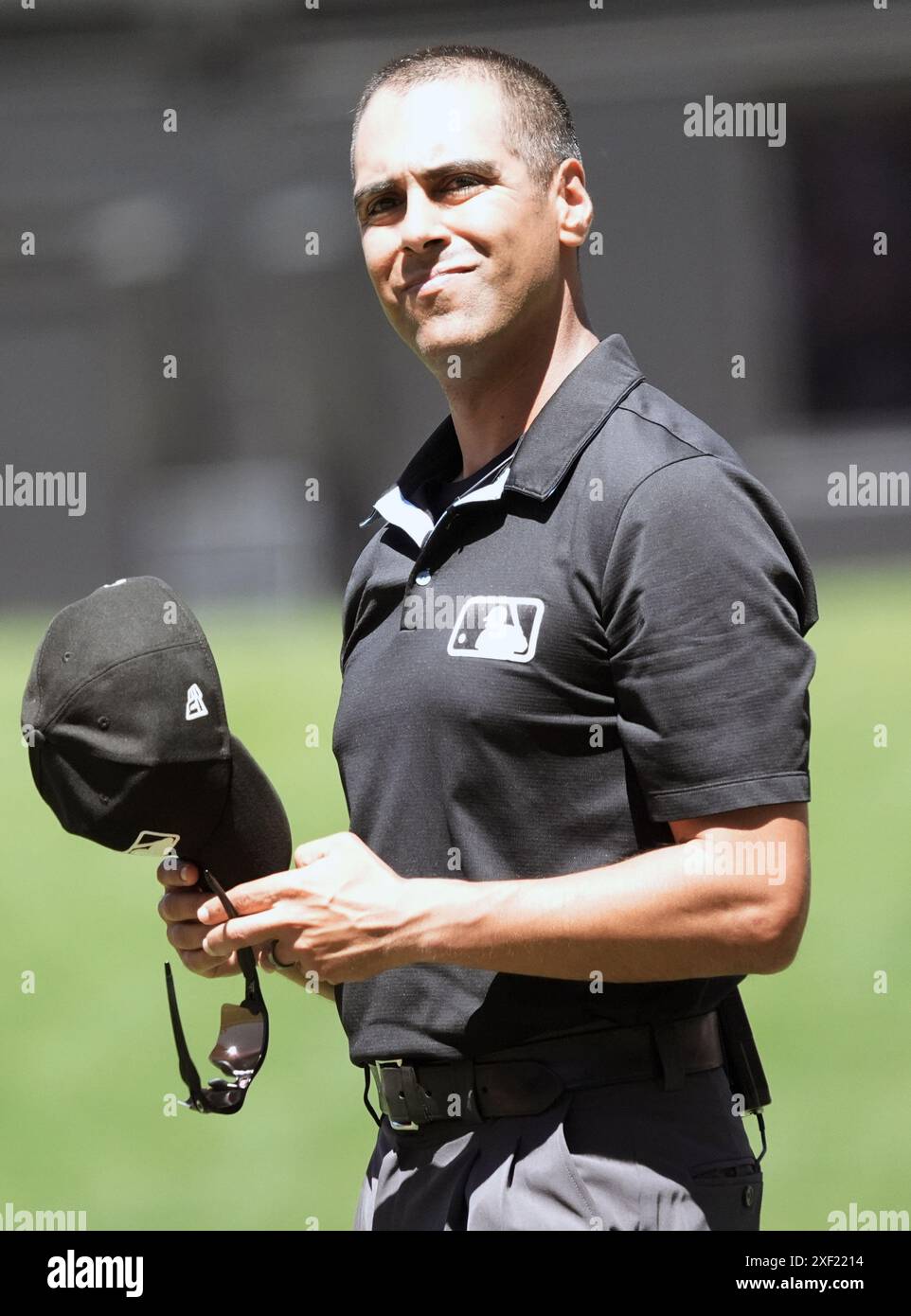 First base umpire hi-res stock photography and images - Alamy