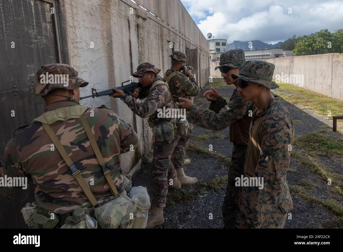 U.S. Marines with Bravo Company, Battalion Landing Team 1/5, 15th ...