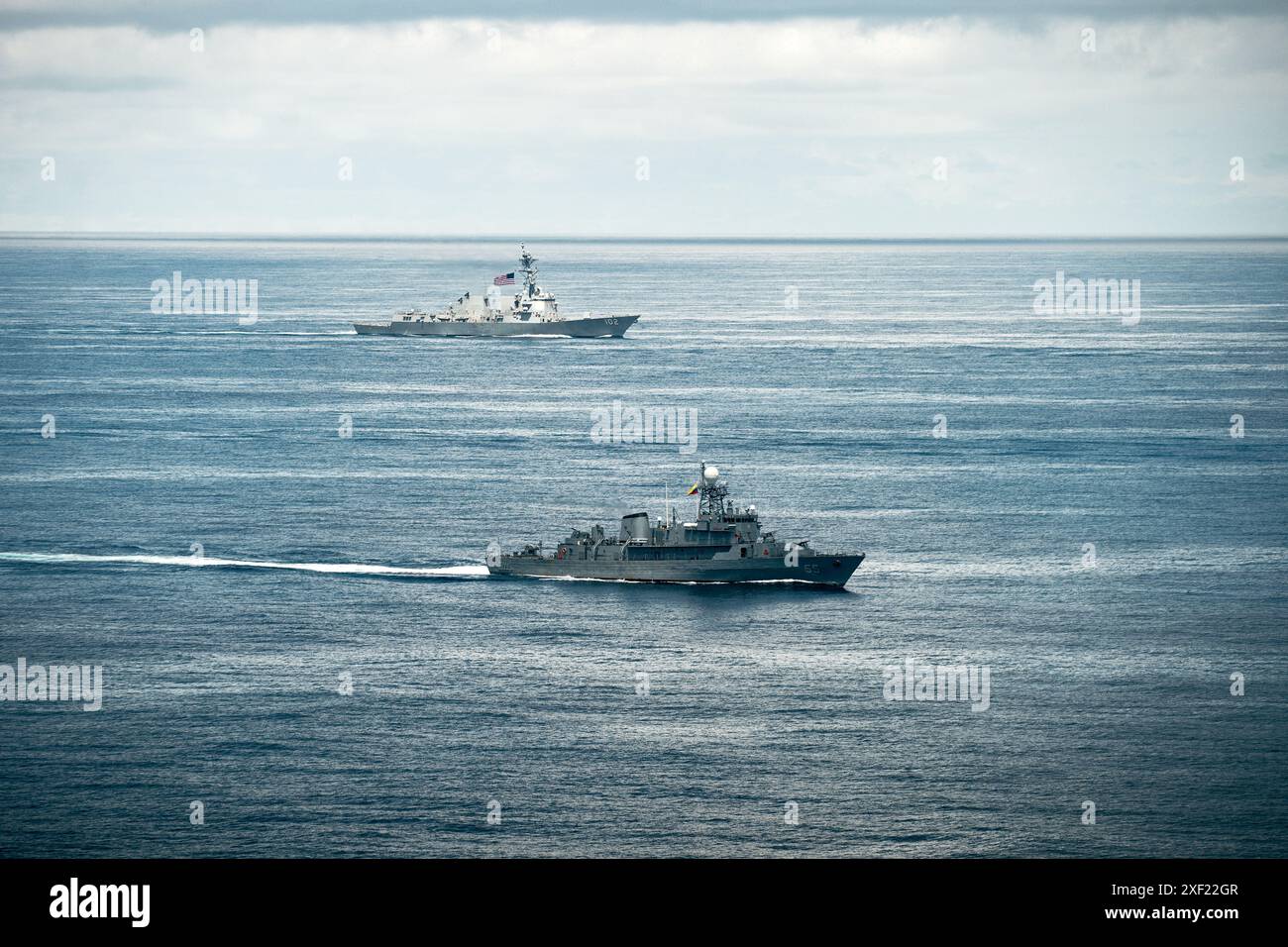 Arleigh-burke class guided missile destroyer USS Sampson (DDG 102) and ...