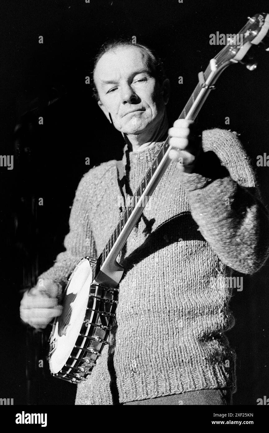 Folk singer Pete Seeger preforms at Anti-Vietnam War Moratorium at the ...