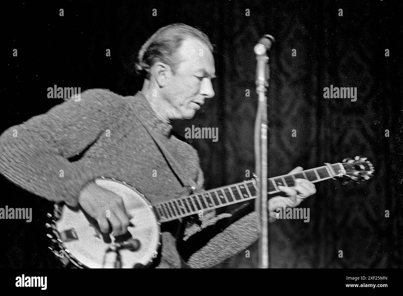 Folk singer Pete Seeger preforms at Anti-Vietnam War Moratorium at the ...
