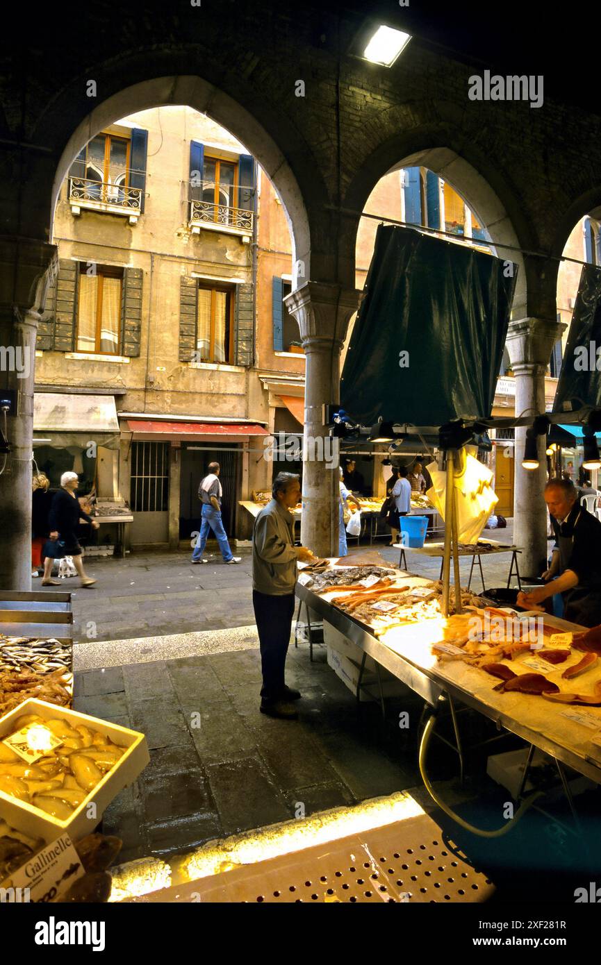 Famous venice fish market prescaria hi-res stock photography and images ...