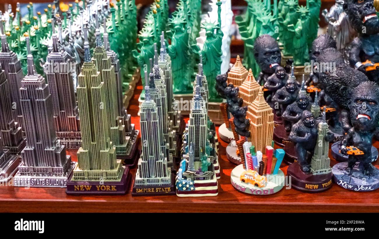 Empire state building gift shop hi-res stock photography and images - Alamy