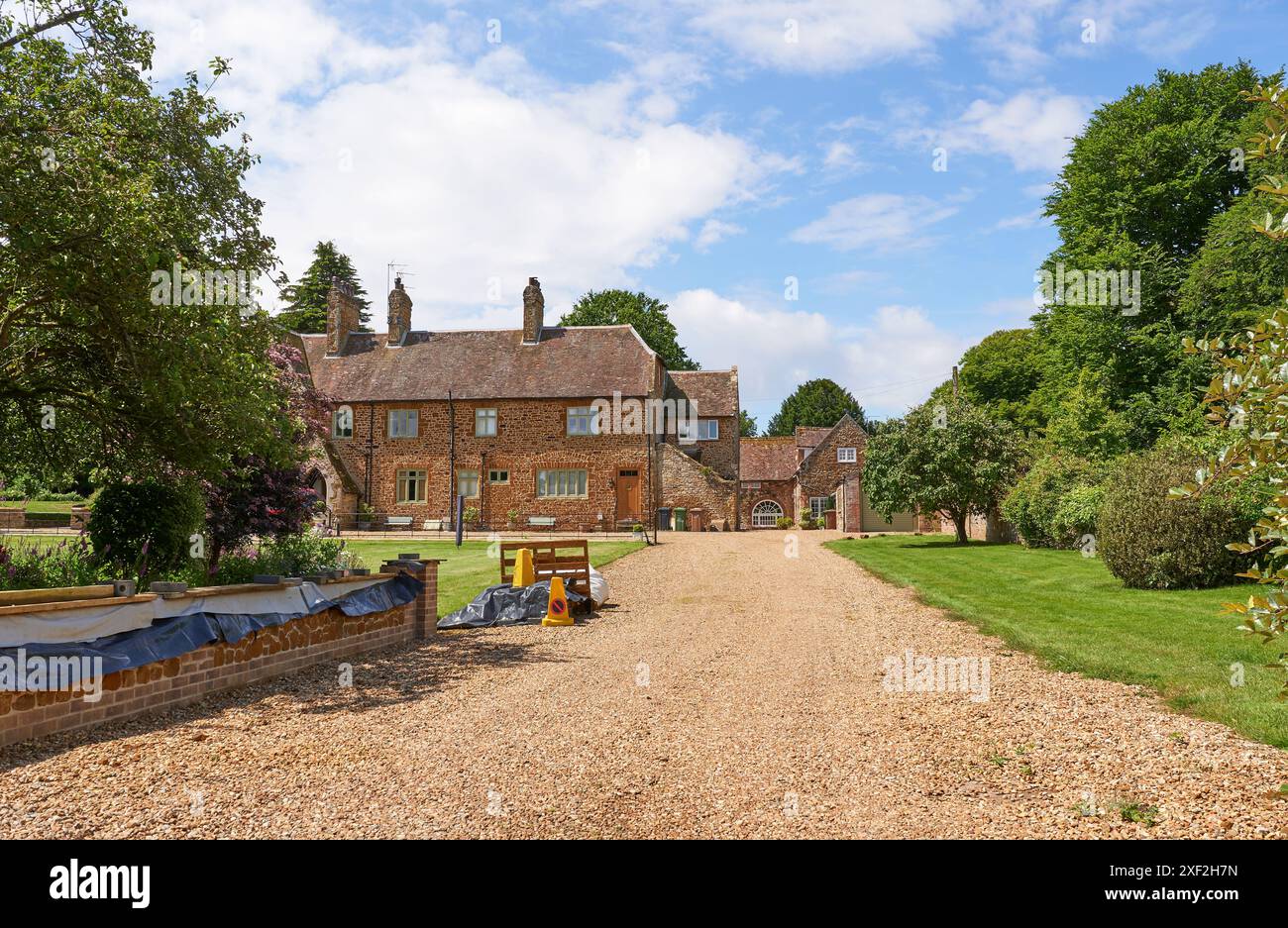 Large country house with gravel driveway Stock Photo - Alamy