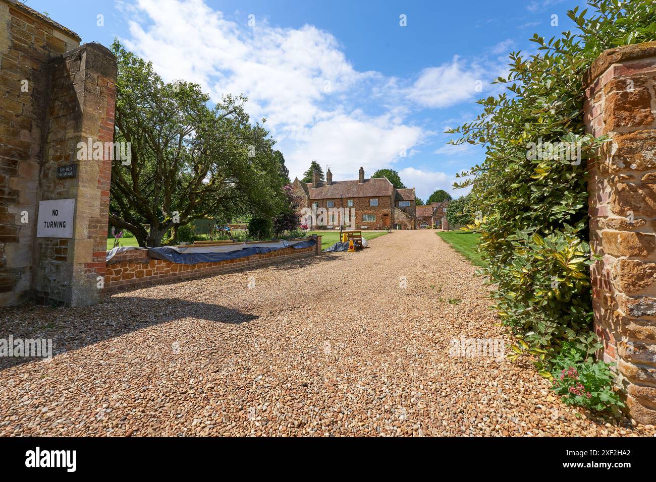 Large country house with gravel driveway Stock Photo - Alamy