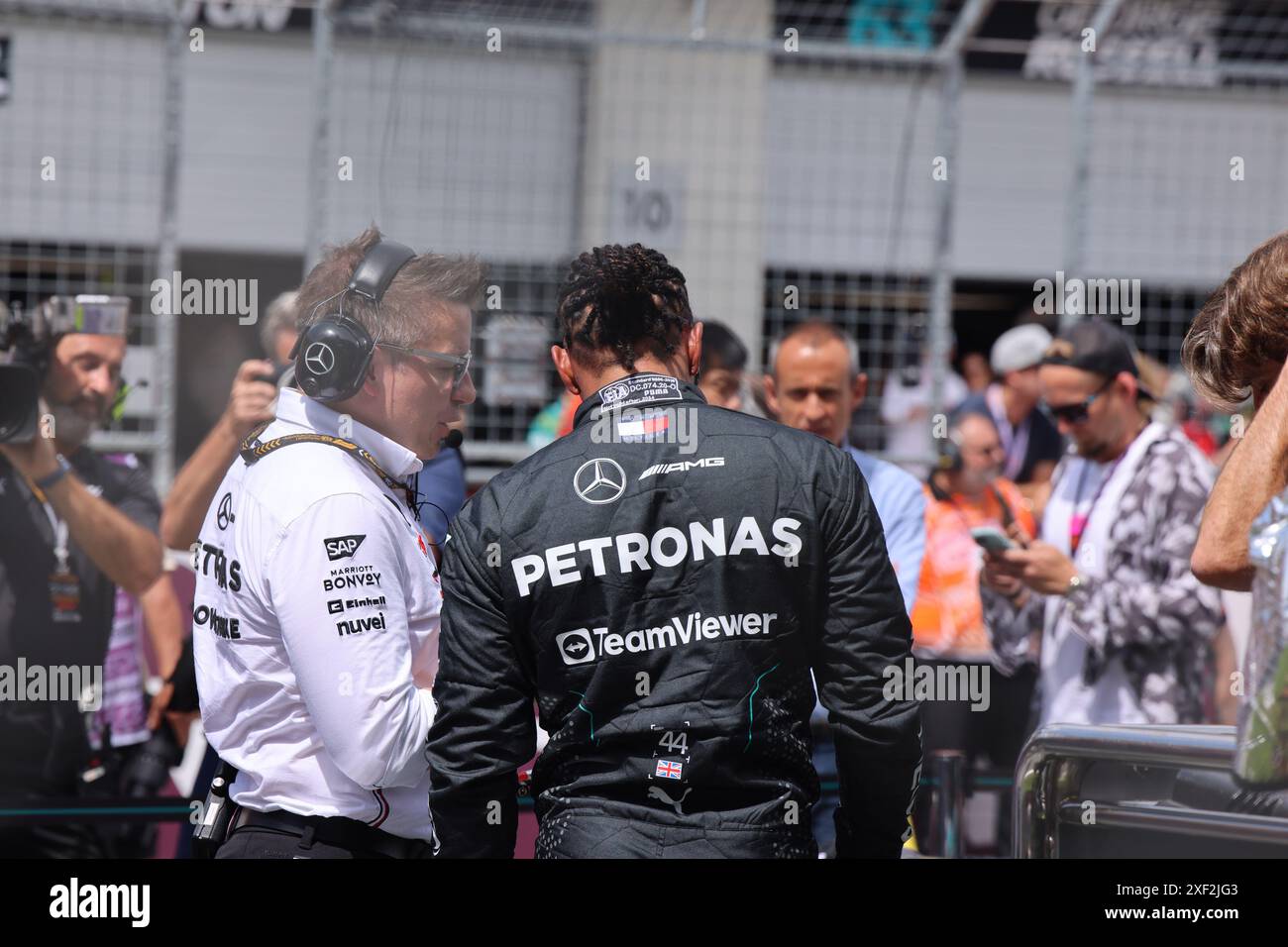 44 Lewis Hamilton (Mercedes AMG Petronas Formula One Team, #44), und ...