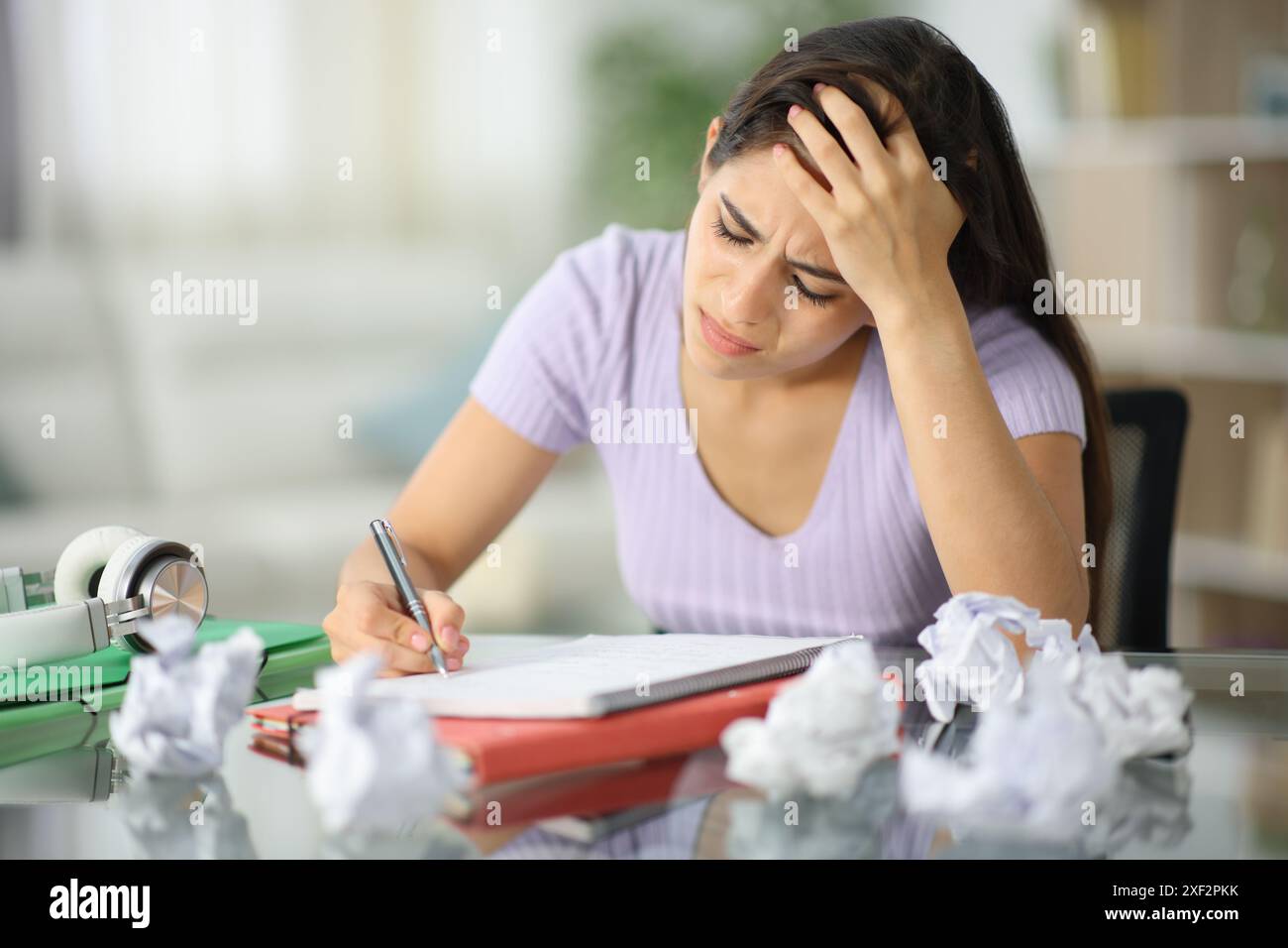 Frustrated student hi-res stock photography and images - Alamy