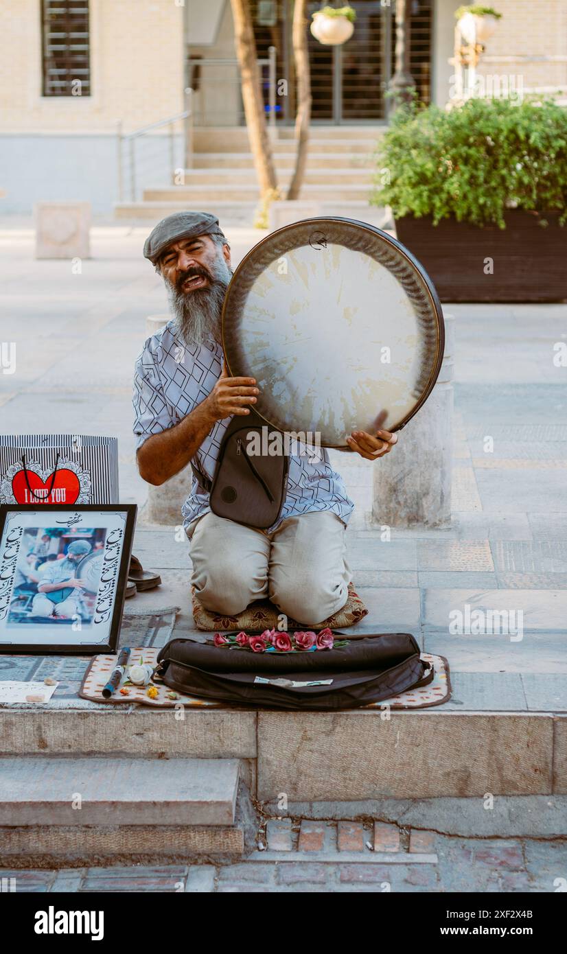 Singing performer hi-res stock photography and images - Alamy