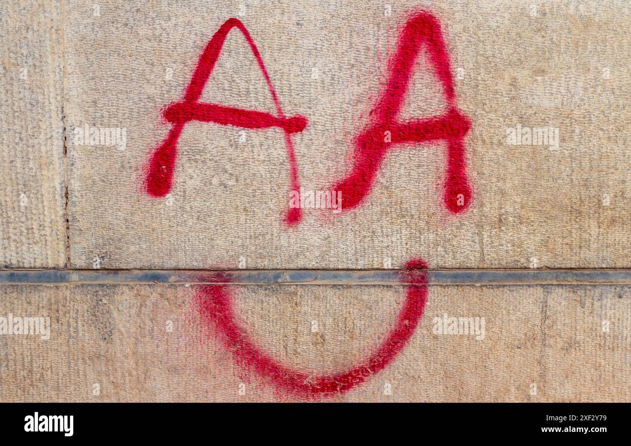Smiley face graffiti street art hi-res stock photography and images - Alamy