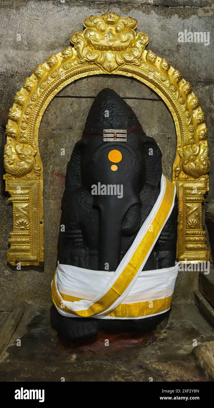 Lord Ganesha idol inside Vimahav Maharaja Sri Vaaleeswarar Temple ...