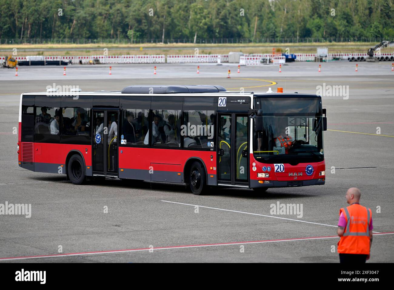 Ein Shuttle-Bus auf dem Rollfeld zu sehen vor dem Abflug der ...