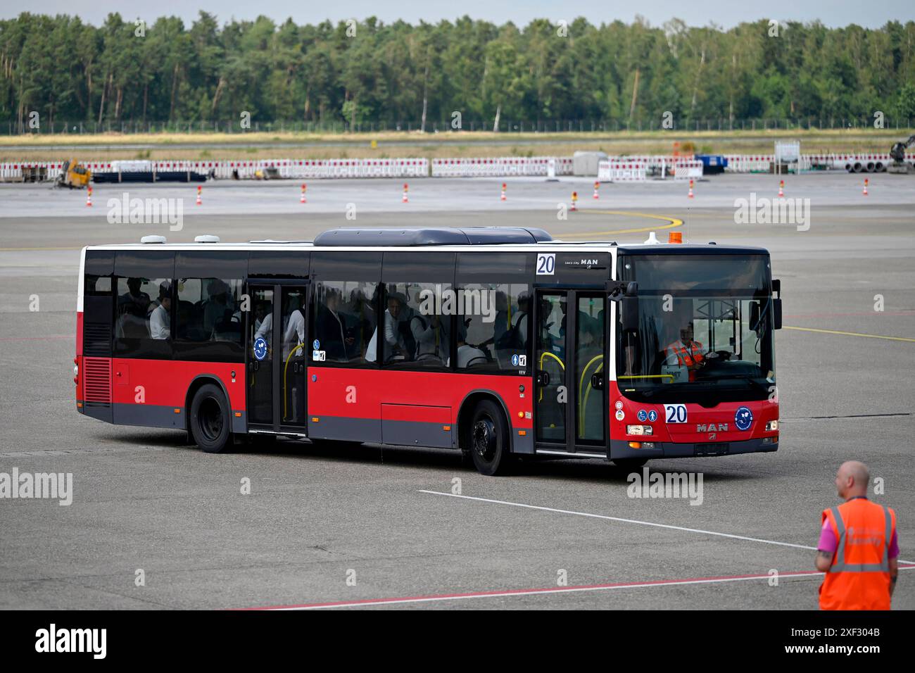Ein Shuttle-Bus auf dem Rollfeld zu sehen vor dem Abflug der ...