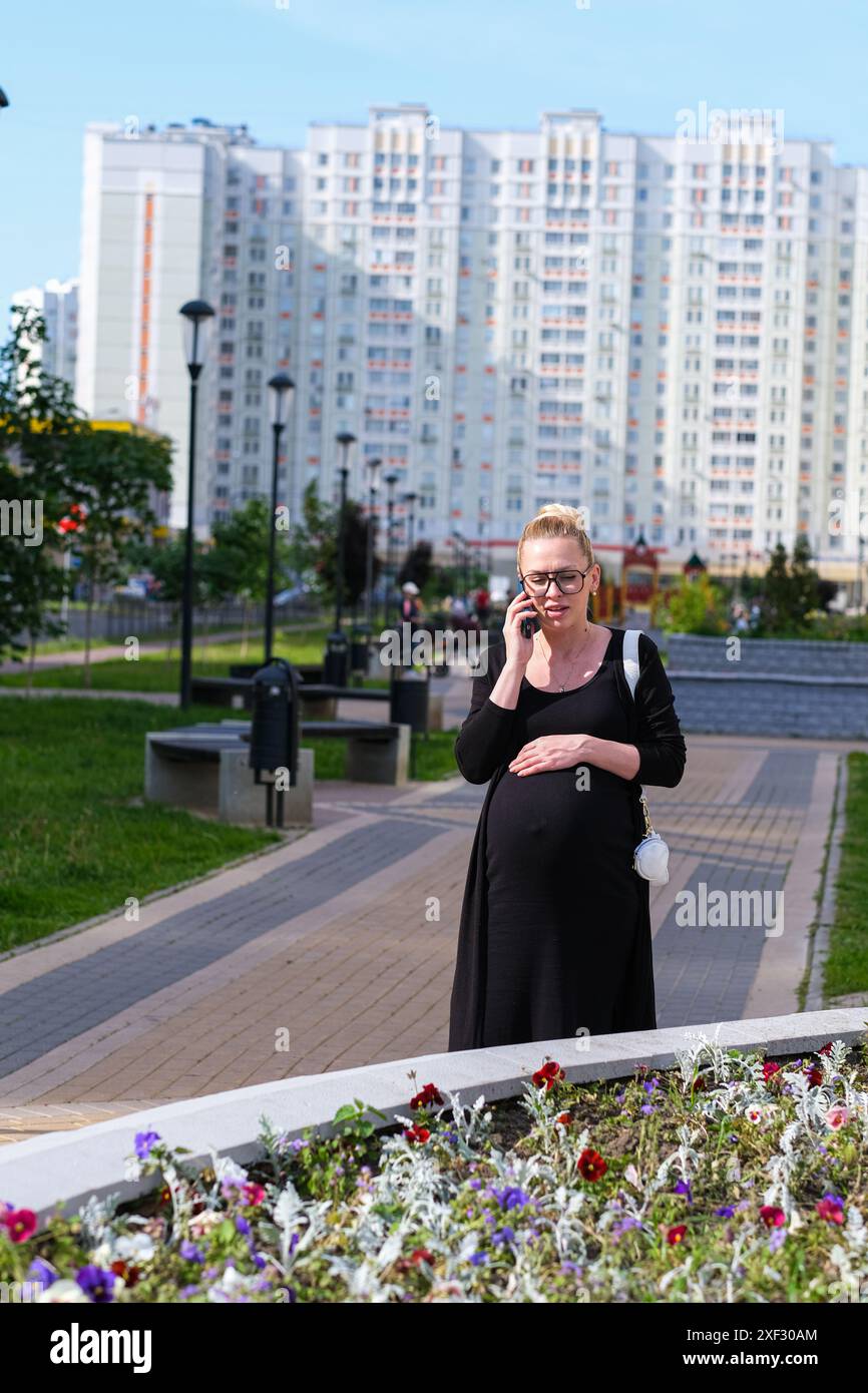 Pregnant busy street hi-res stock photography and images - Alamy