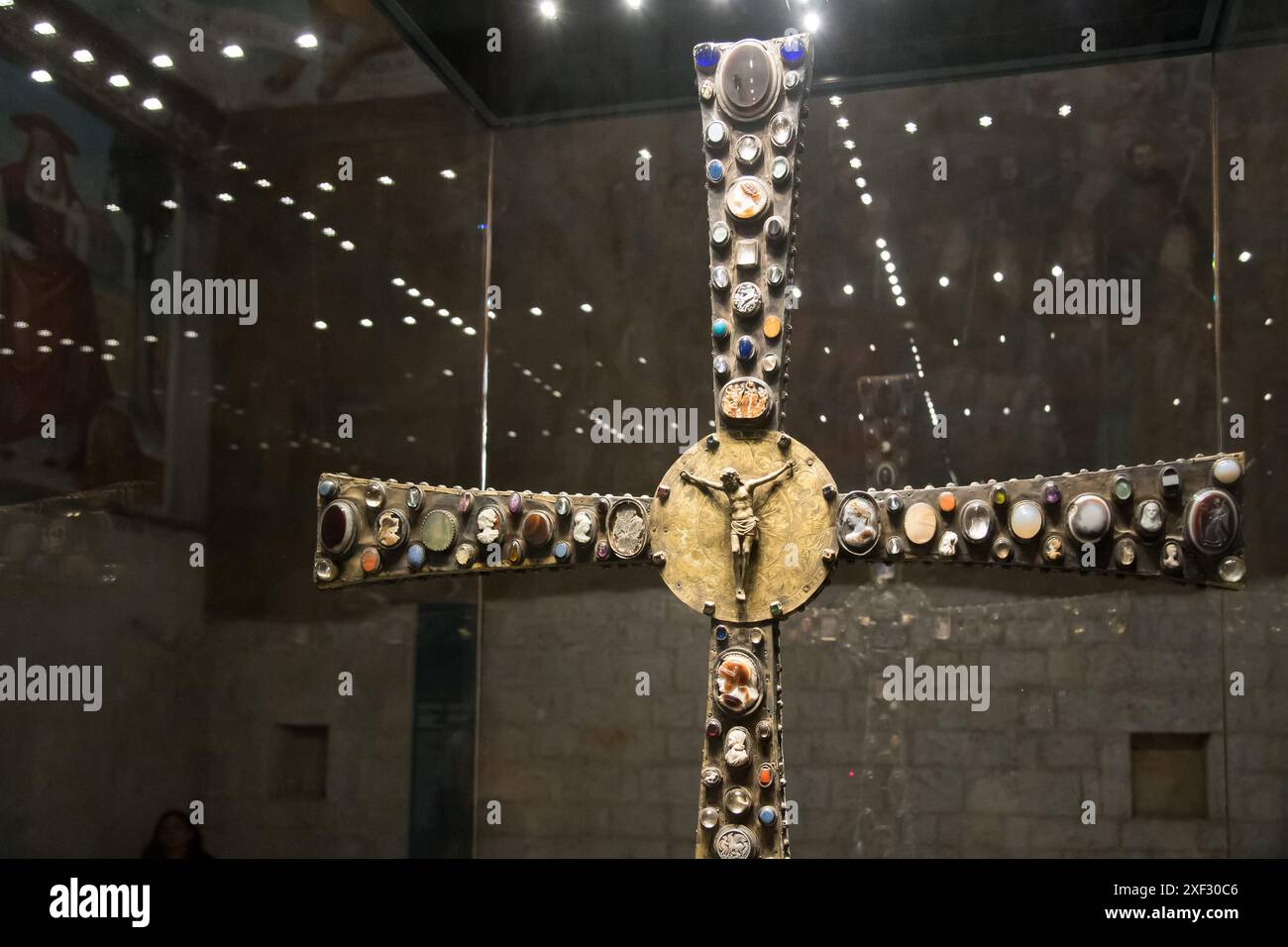 Wooden gold plated processional cross hi-res stock photography and ...