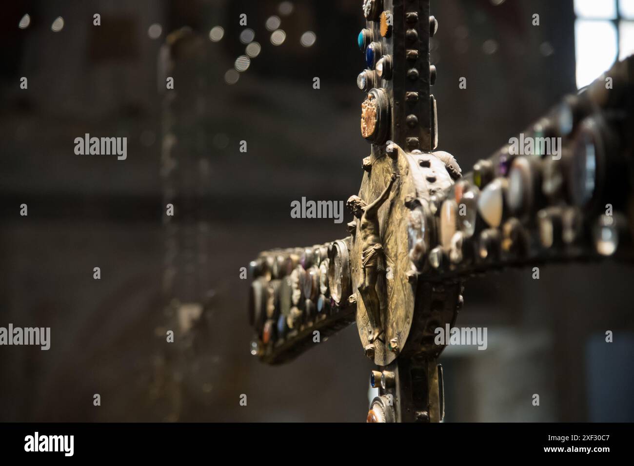Wooden gold plated processional cross hi-res stock photography and ...