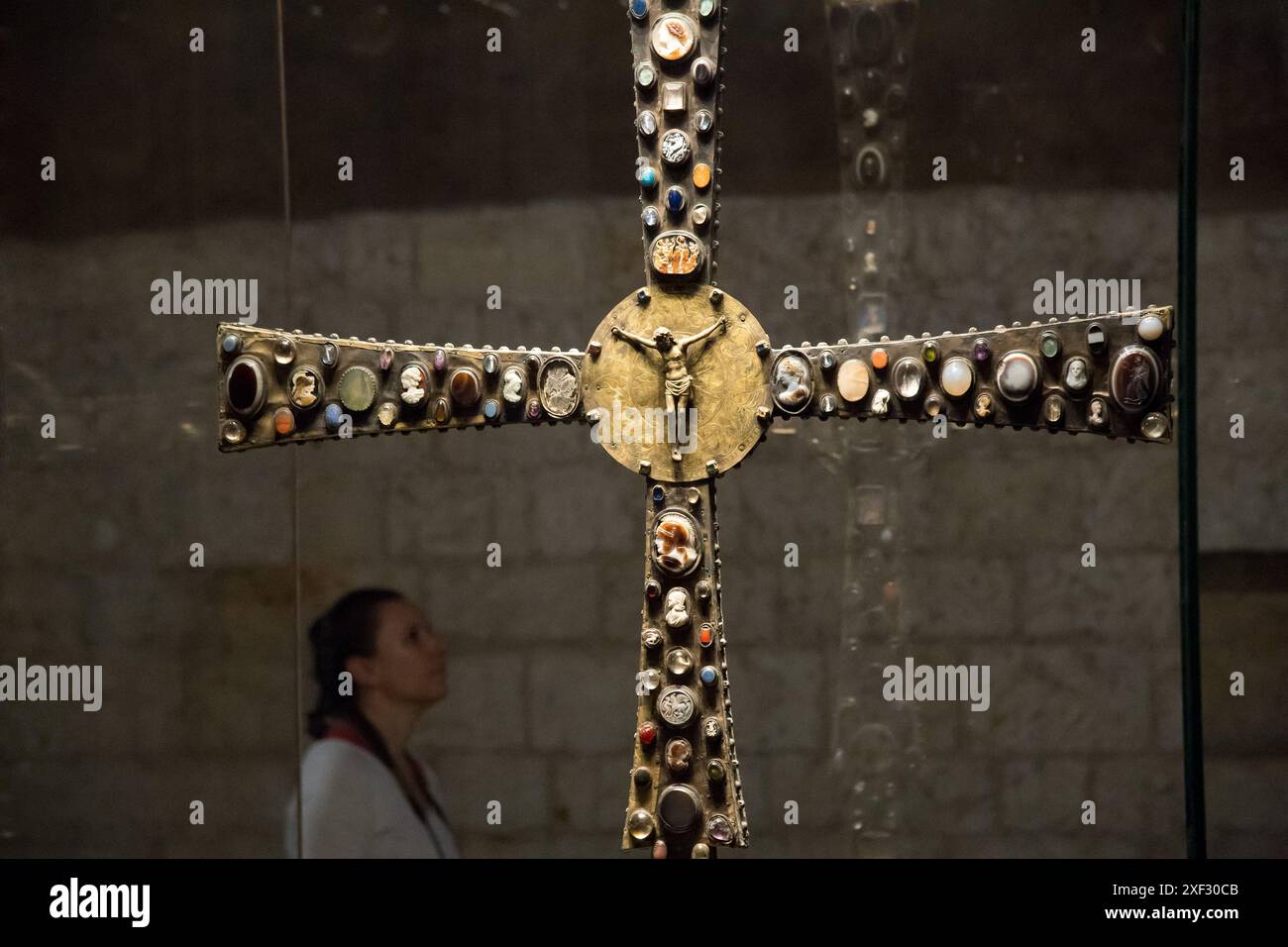 Wooden gold plated processional cross hi-res stock photography and ...