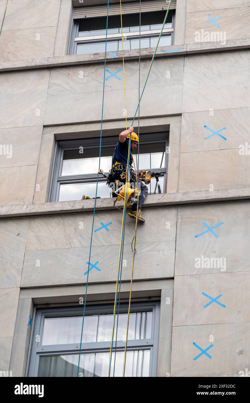 Worker using rope access hi-res stock photography and images - Alamy