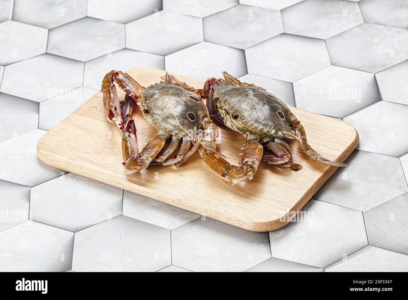 Two raw wild crab for cooking Stock Photo - Alamy