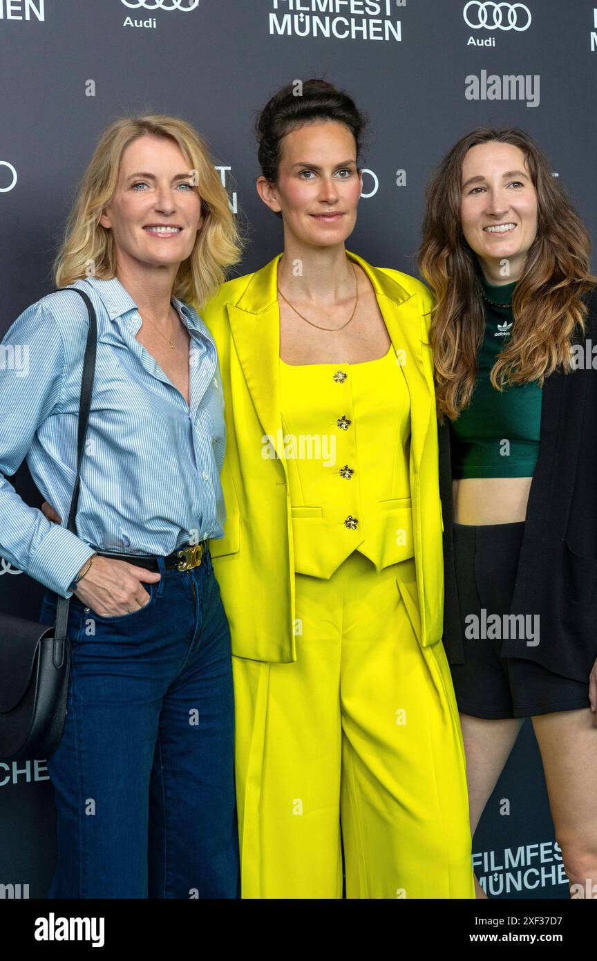 Maria Furtwängler, Saralisa Volm und Lena Fakler bei der Premiere des ...