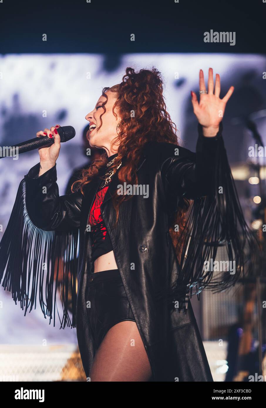 Jess Glynne performing live on stage at The Wyldes Cornwall Stock Photo ...