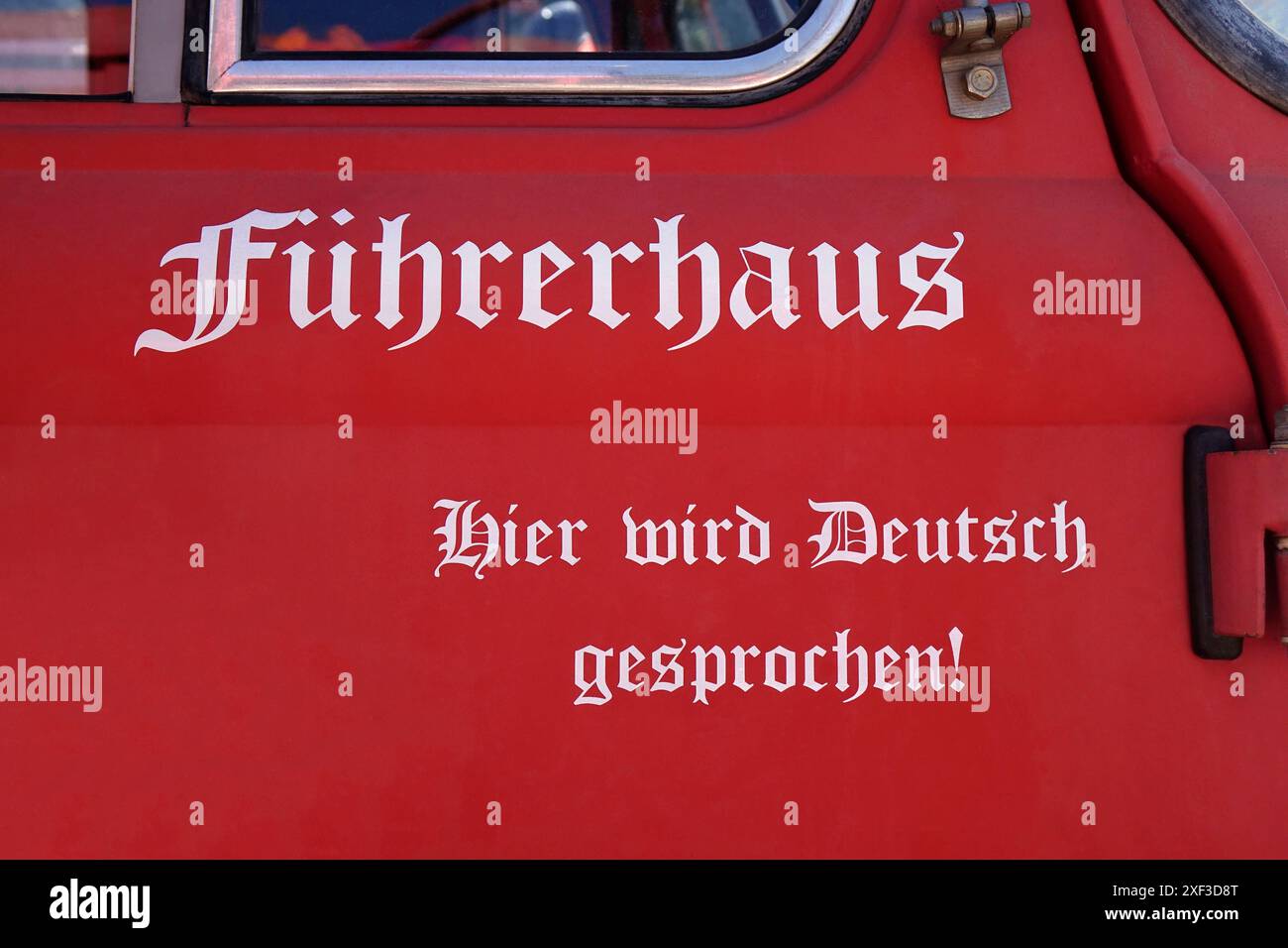 Fahrzeug mit Führerhaus und hier wird deutsch gesprochen Fahrzeug mit ...