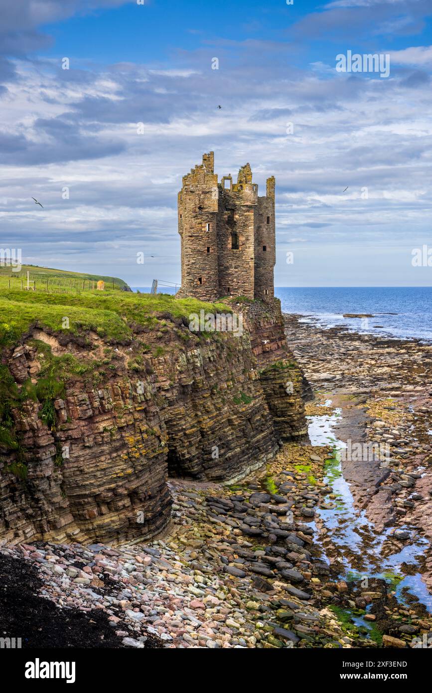 Keiss castle on Sinclair Bay, Caithness, Scotland Stock Photo - Alamy