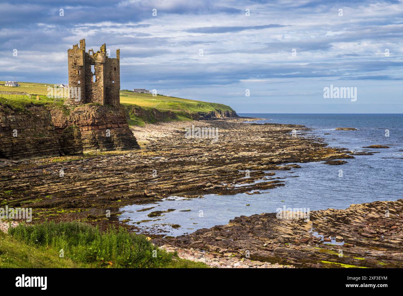 Keiss castle on Sinclair Bay, Caithness, Scotland Stock Photo - Alamy