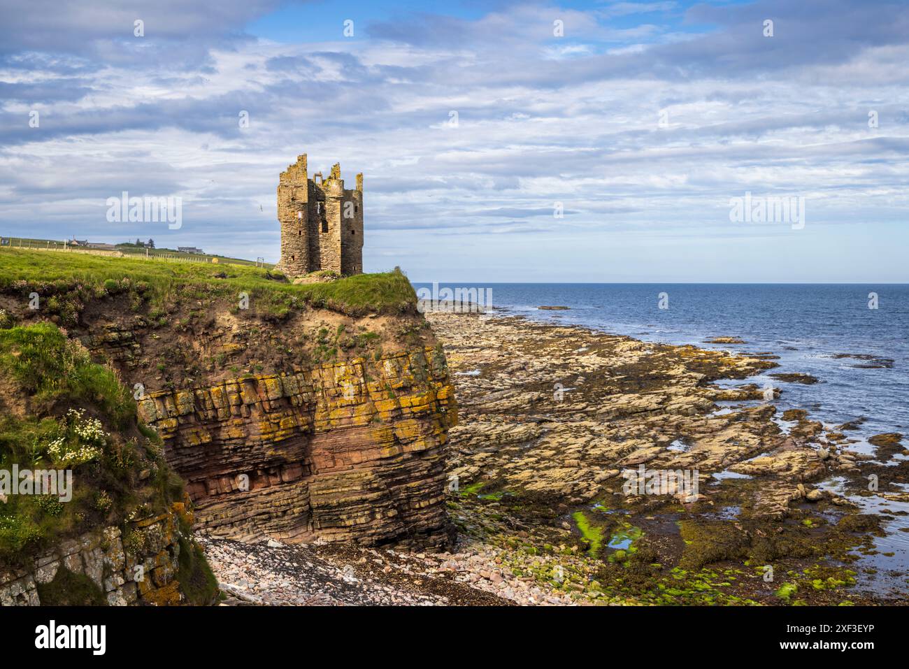 Keiss castle on Sinclair Bay, Caithness, Scotland Stock Photo - Alamy