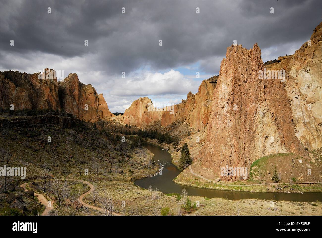 Rock climbing in Smith Rock State Park, Oregon, USA Stock Photo - Alamy