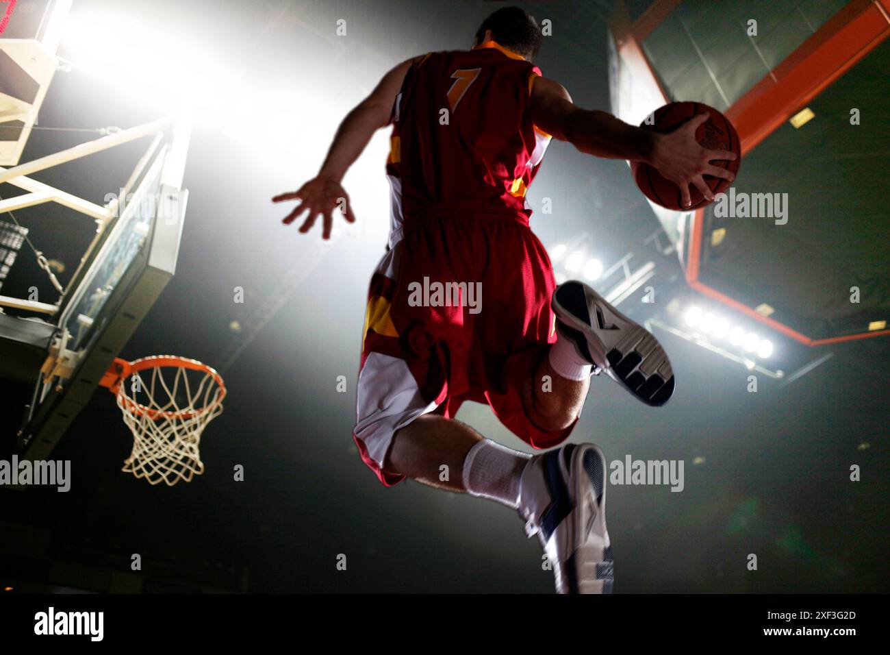 Basketball player flies through air en route to a dunk Stock Photo - Alamy