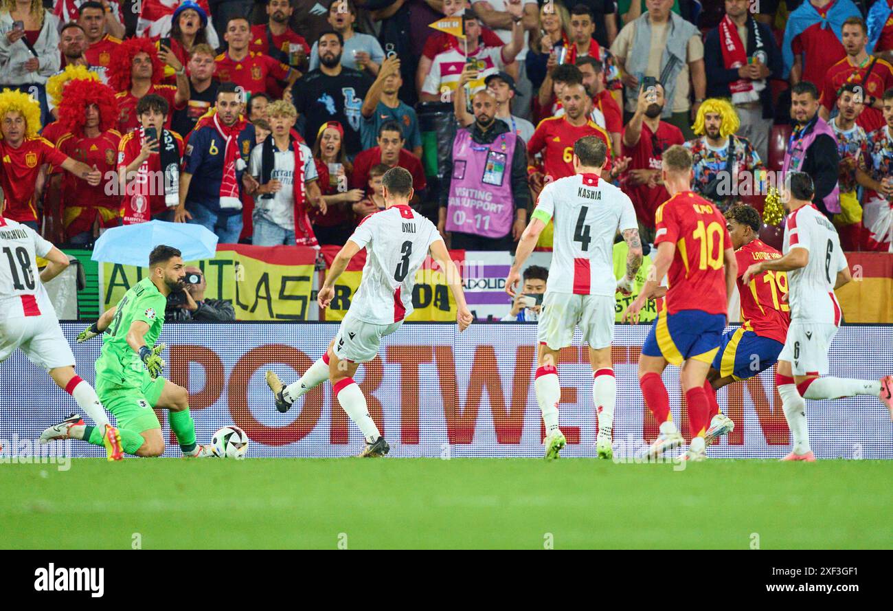 Lamine Yamal, ESP 19 scores, shoots goal , Tor, Treffer, Torschuss ...