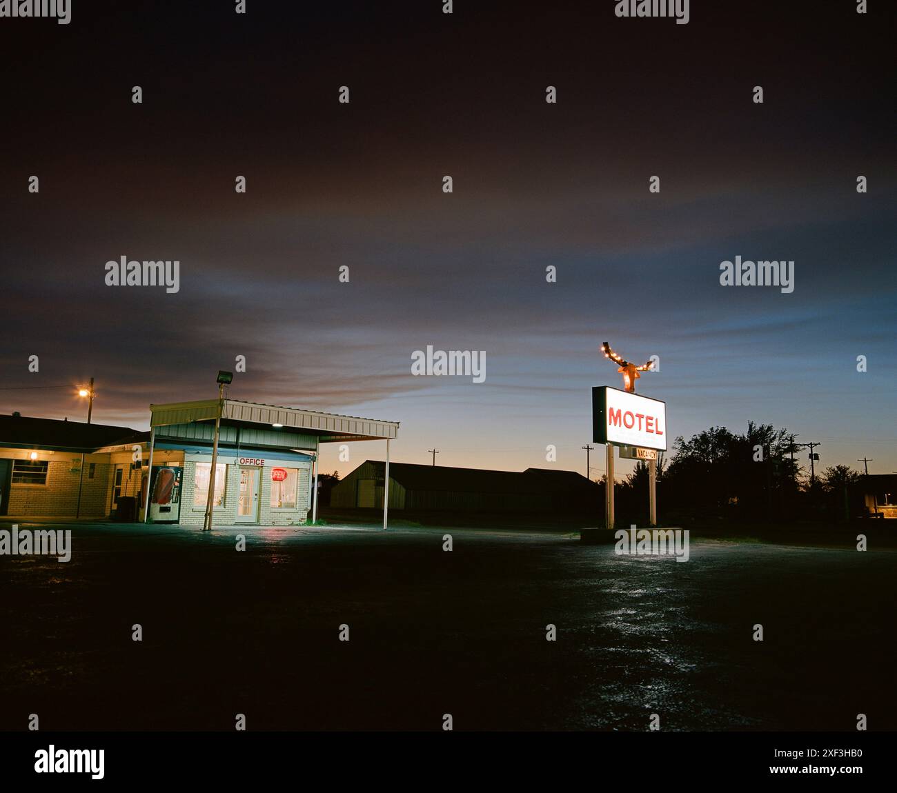 Motel entrance sign hi-res stock photography and images - Alamy