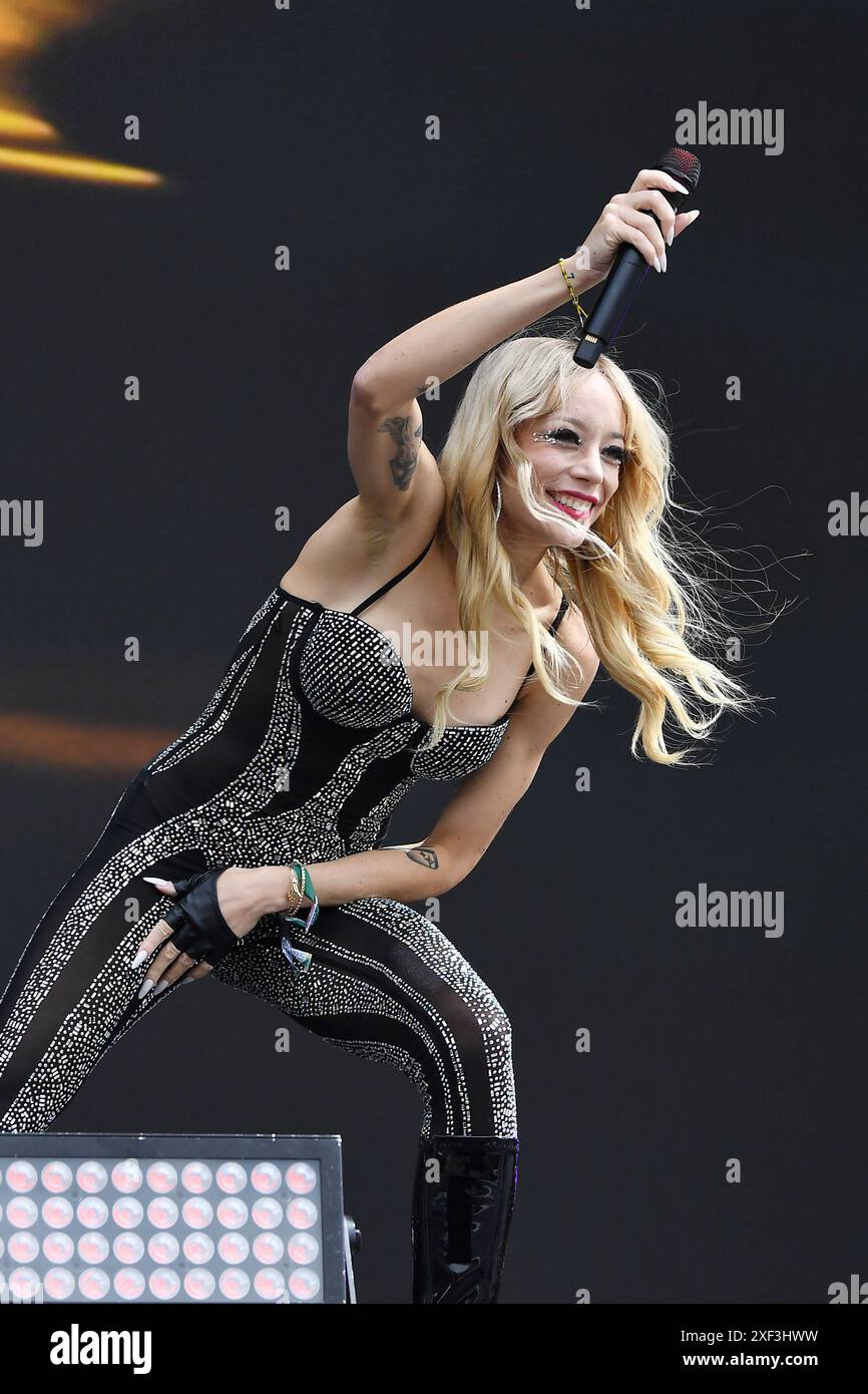 LONDON, ENGLAND - JUNE 30: Michelle Joy of ‘Cannons’ performing at ...