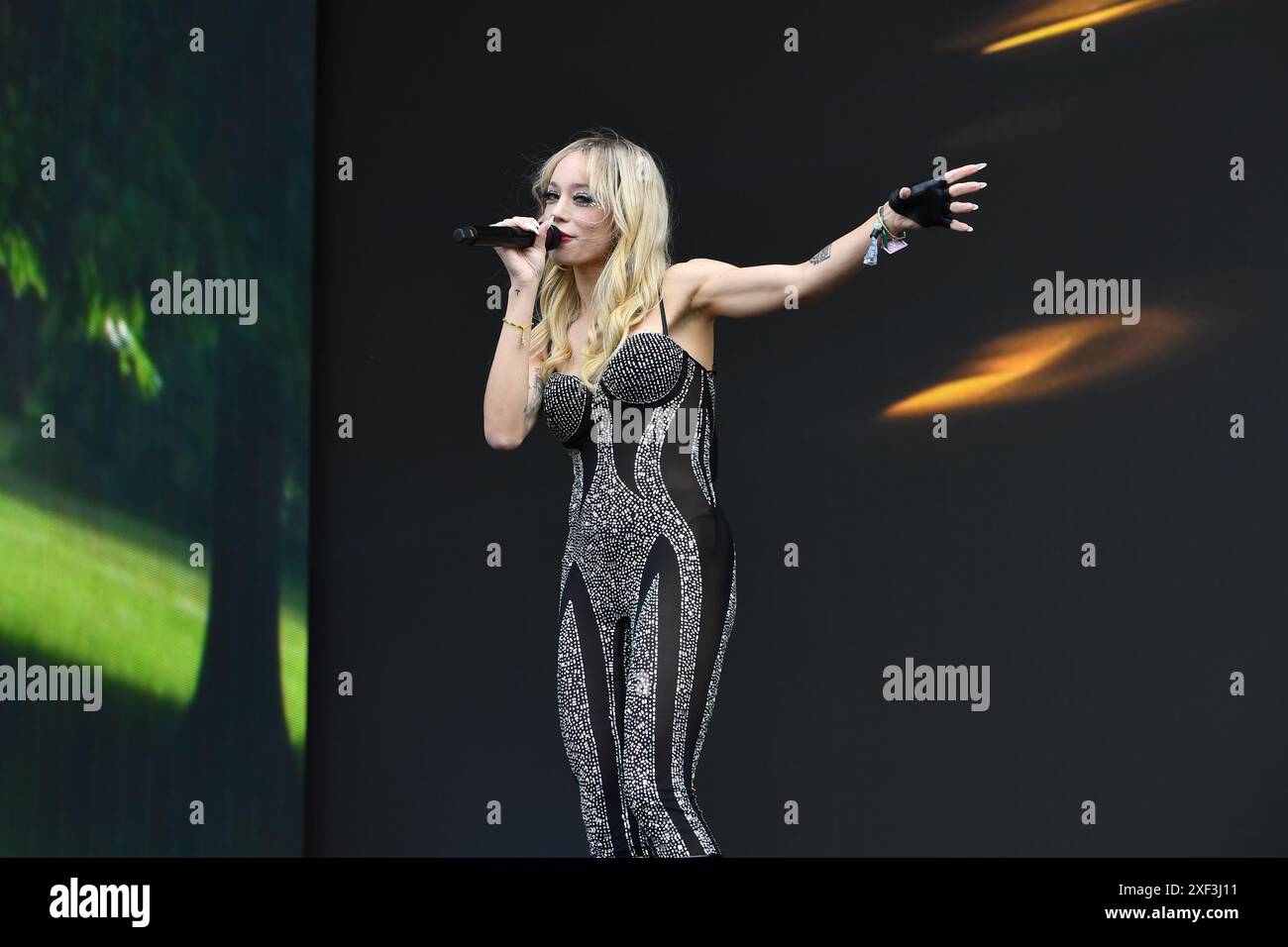 LONDON, ENGLAND - JUNE 30: Michelle Joy of ‘Cannons’ performing at ...