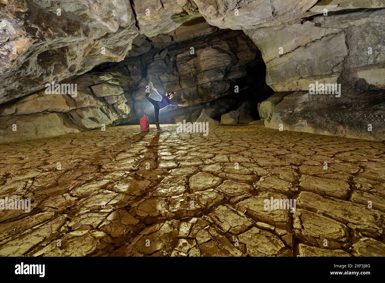 Caving Expedition to explore the caves of the Tongzi mastersystem in ...