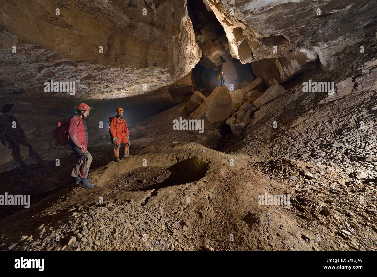 Caving Expedition to explore the caves of the Tongzi mastersystem in ...