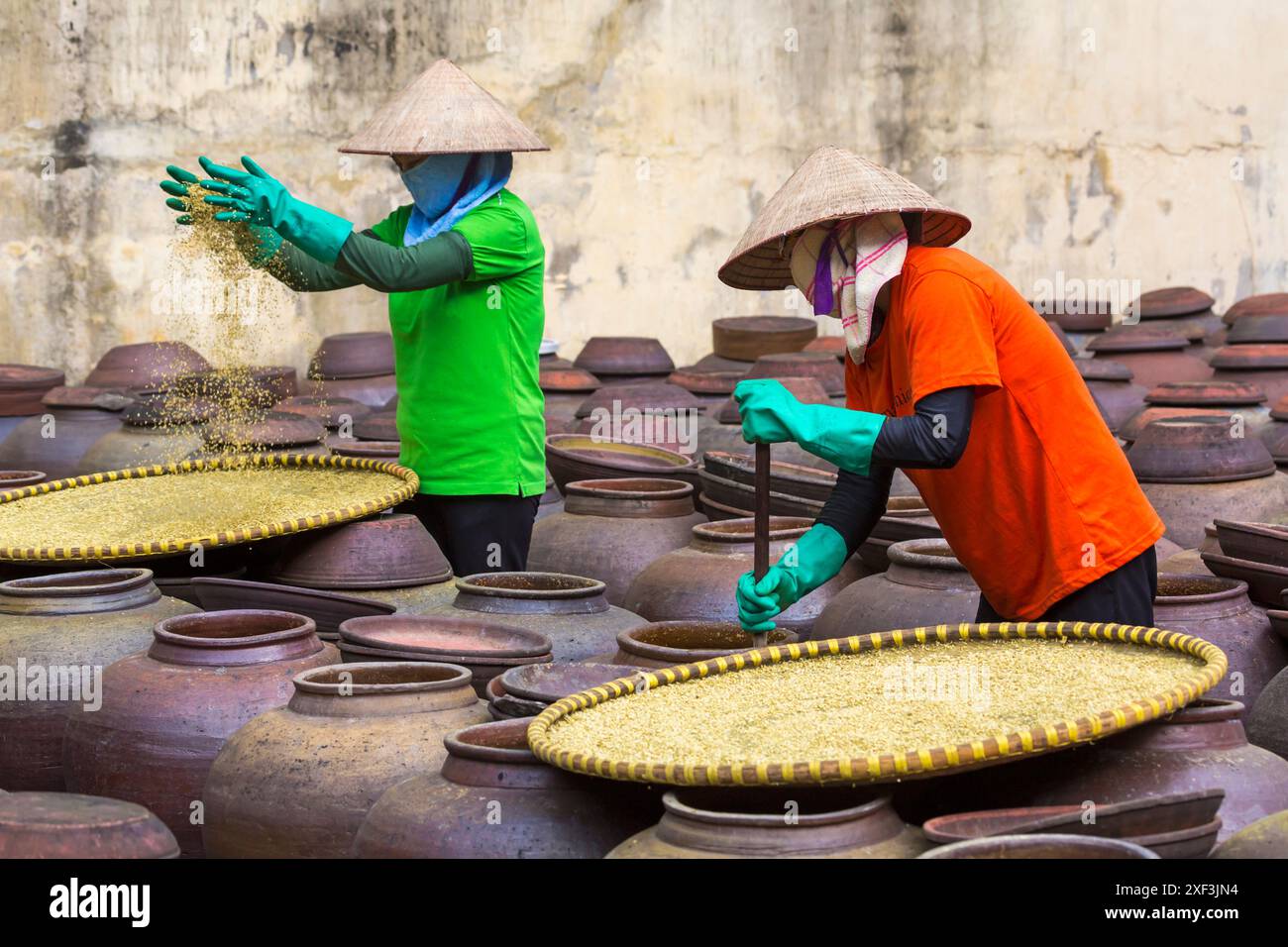 Vietnamese women sifting soya beans and stirring the pots at Ban ...